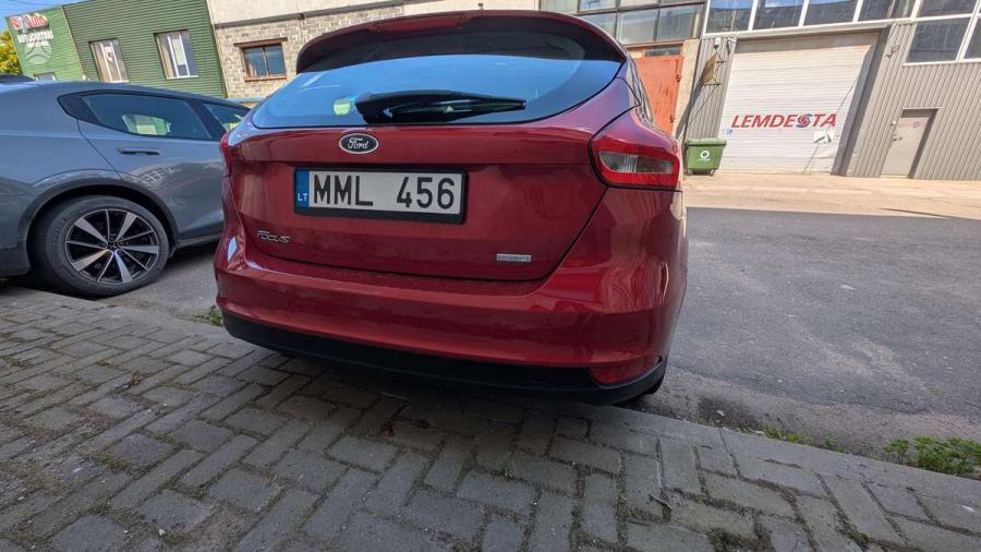 Red Ford Focus 2015 in Kaunas, with an engine capacity of 1.00 L and mileage of 166 thousand km for 3700 €, photo 5 on AUTOMOTO.COM.LV