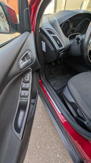 Red Ford Focus 2015 in Kaunas, with an engine capacity of 1.00 L and mileage of 166 thousand km for 3700 €, photo 8 on AUTOMOTO.COM.LV