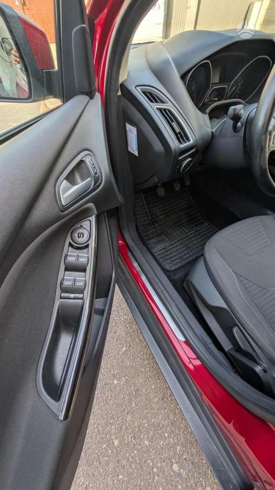 Red Ford Focus 2015 in Kaunas, with an engine capacity of 1.00 L and mileage of 166 thousand km for 3700 €, photo 8 on AUTOMOTO.COM.LV