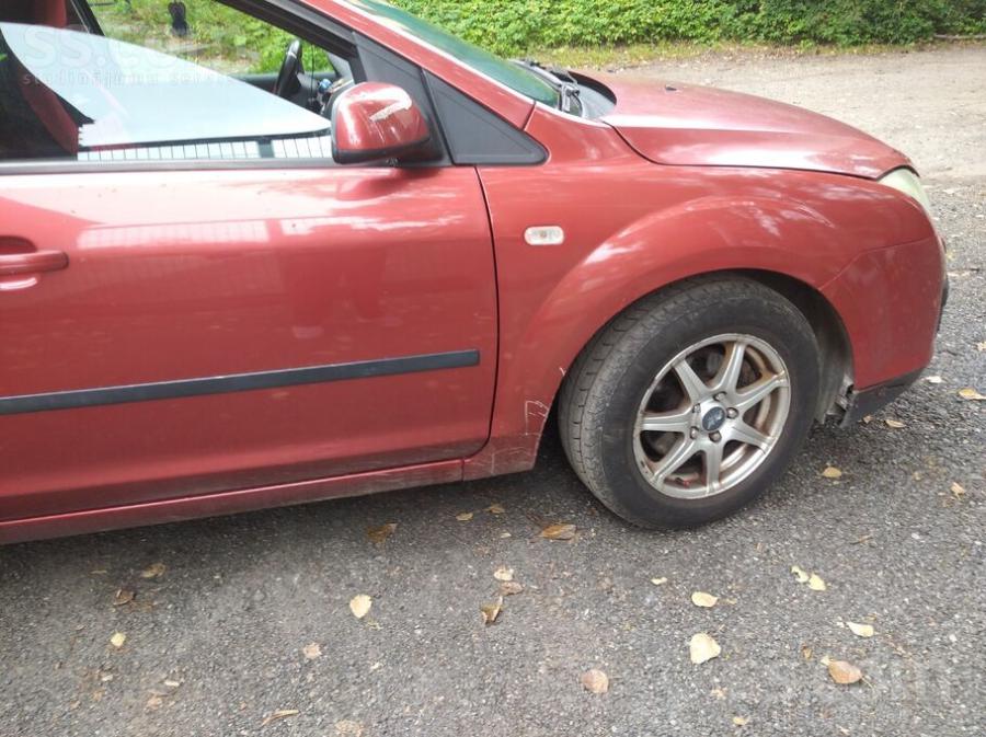 Red Ford Focus 2007 in Riga, with an engine capacity of 1.60 L and mileage of 325 thousand km for 1300 €, photo 3 on AUTOMOTO.COM.LV