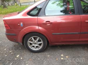 Red Ford Focus 2007 in Riga, with an engine capacity of 1.60 L and mileage of 325 thousand km for 1300 €, photo 4 on AUTOMOTO.COM.LV