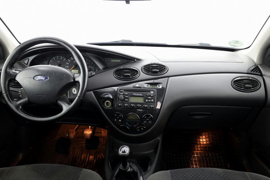 Red Ford Focus 2003 in Tallinn, with an engine capacity of 1.80 L and mileage of 179 thousand km for 1299 €, photo 6 on AUTOMOTO.COM.LV