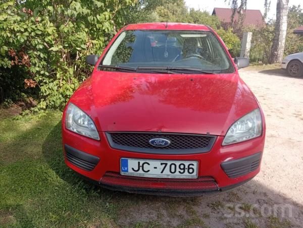 Red Ford Focus 2005 in Jelgava, with an engine capacity of 1.80 L and mileage of 361 thousand km for 350 €, photo 3 on AUTOMOTO.COM.LV