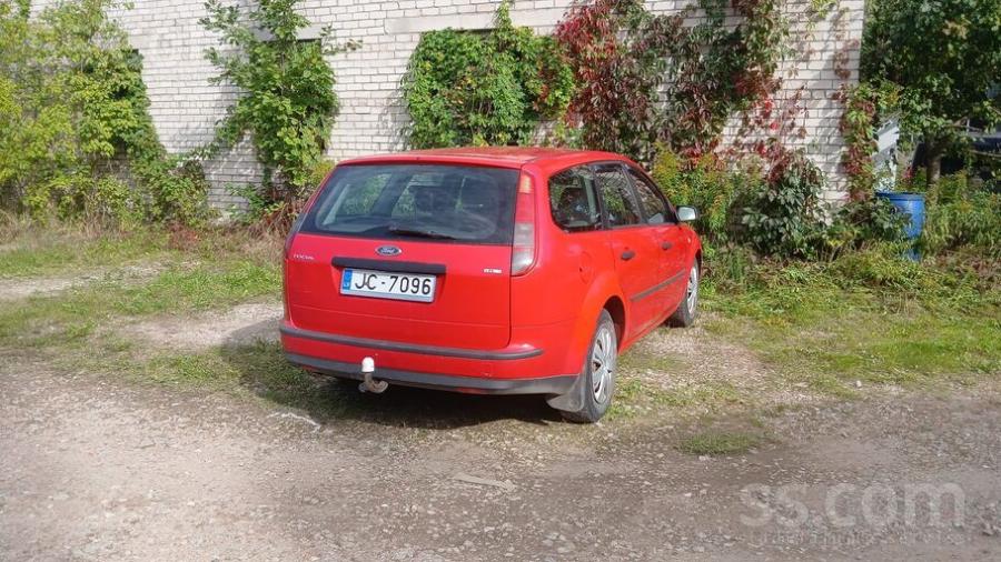 Red Ford Focus 2005 in Cesis, with an engine capacity of 1.60 L and mileage of 378 thousand km for 850 €, photo 4 on AUTOMOTO.COM.LV
