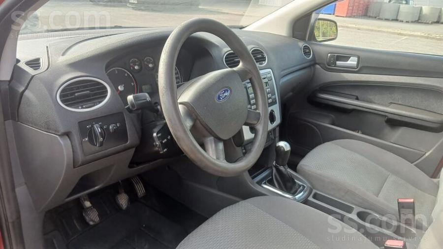 Red Ford Focus 2005 in Cesis, with an engine capacity of 1.60 L and mileage of 378 thousand km for 850 €, photo 9 on AUTOMOTO.COM.LV