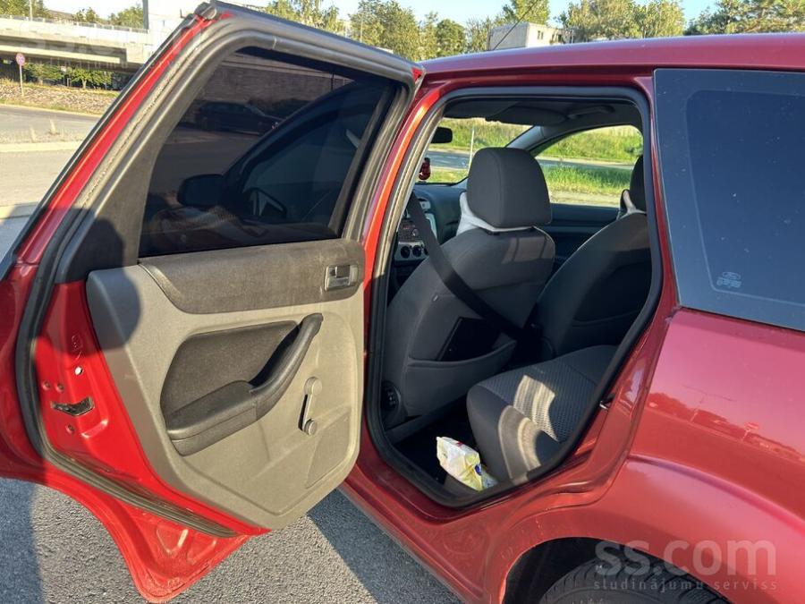 Sarkans Ford Focus 2007 Rīga, ar dzinēja tilpumu 1.60 L un nobraukumu 334 tūkst. km par 1300 €, foto 7 vietnē AUTOMOTO.COM.LV