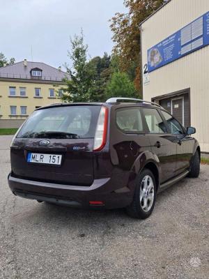 Red Ford Focus 2008 in Vilnius, with an engine capacity of 1.56 L and mileage of 325 thousand km for 1299 €, photo 4 on AUTOMOTO.COM.LV