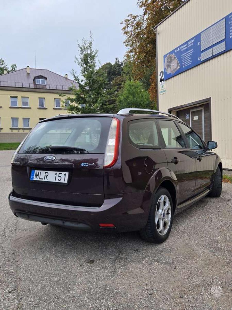 Red Ford Focus 2008 in Vilnius, with an engine capacity of 1.56 L and mileage of 325 thousand km for 1299 €, photo 4 on AUTOMOTO.COM.LV