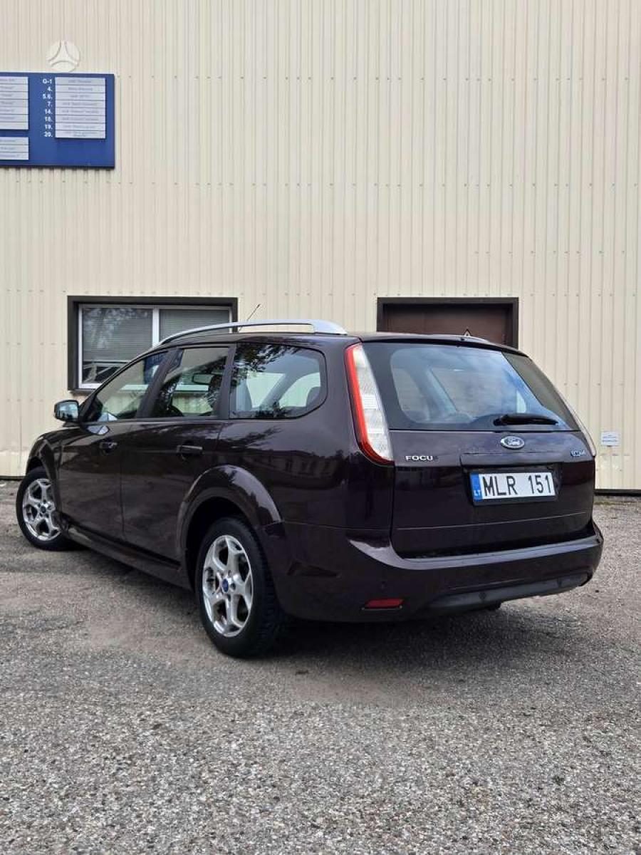 Red Ford Focus 2008 in Vilnius, with an engine capacity of 1.56 L and mileage of 325 thousand km for 1299 €, photo 5 on AUTOMOTO.COM.LV