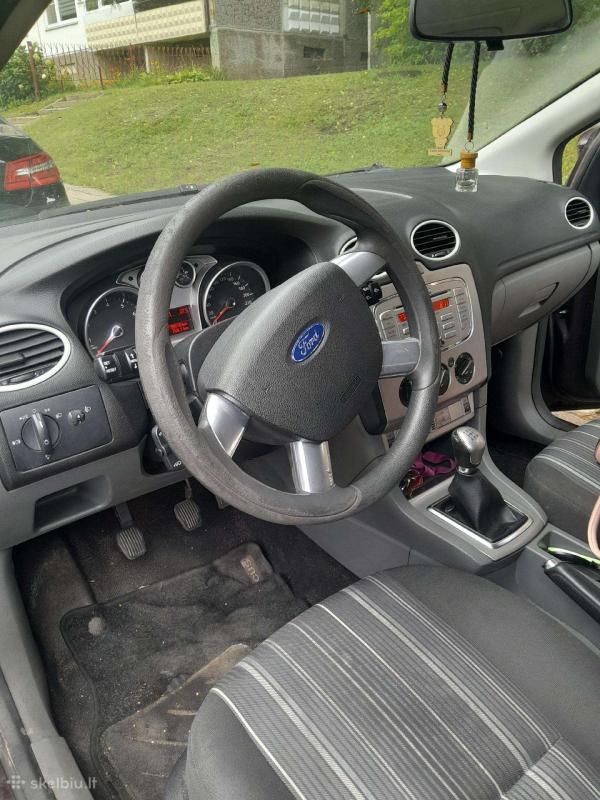 Red Ford Focus 2009 in Vilnius, with an engine capacity of 1.60 L and mileage of 271 thousand km for 600 €, photo 4 on AUTOMOTO.COM.LV