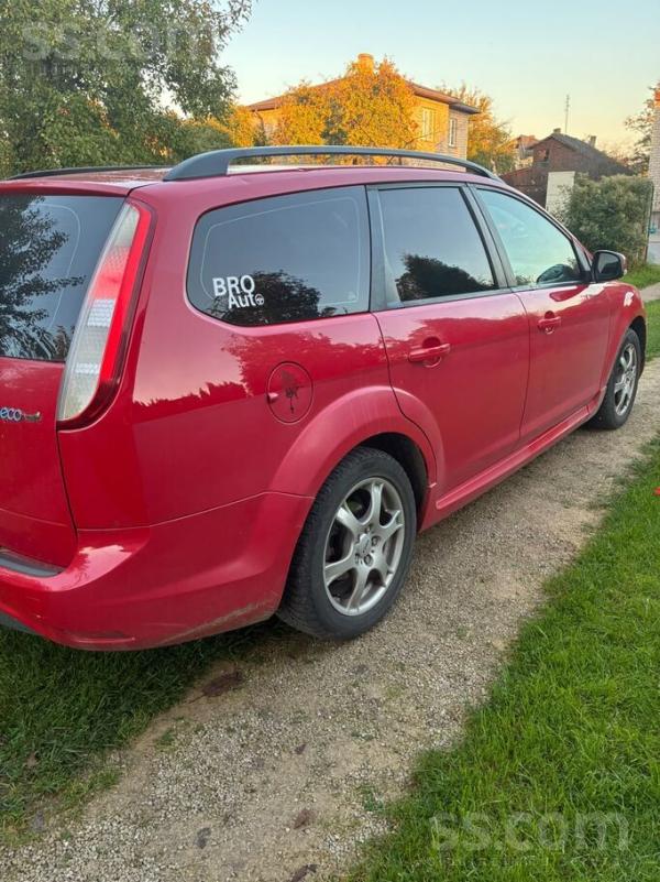 Red Ford Focus 2009 in Valmiera, with an engine capacity of 1.60 L and mileage of 259 thousand km for 1790 €, photo 3 on AUTOMOTO.COM.LV