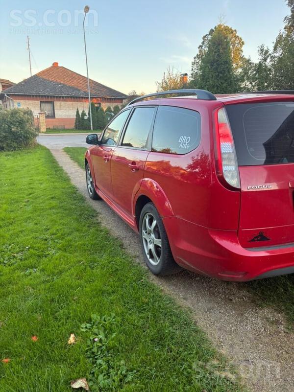 Red Ford Focus 2009 in Valmiera, with an engine capacity of 1.60 L and mileage of 259 thousand km for 1790 €, photo 5 on AUTOMOTO.COM.LV