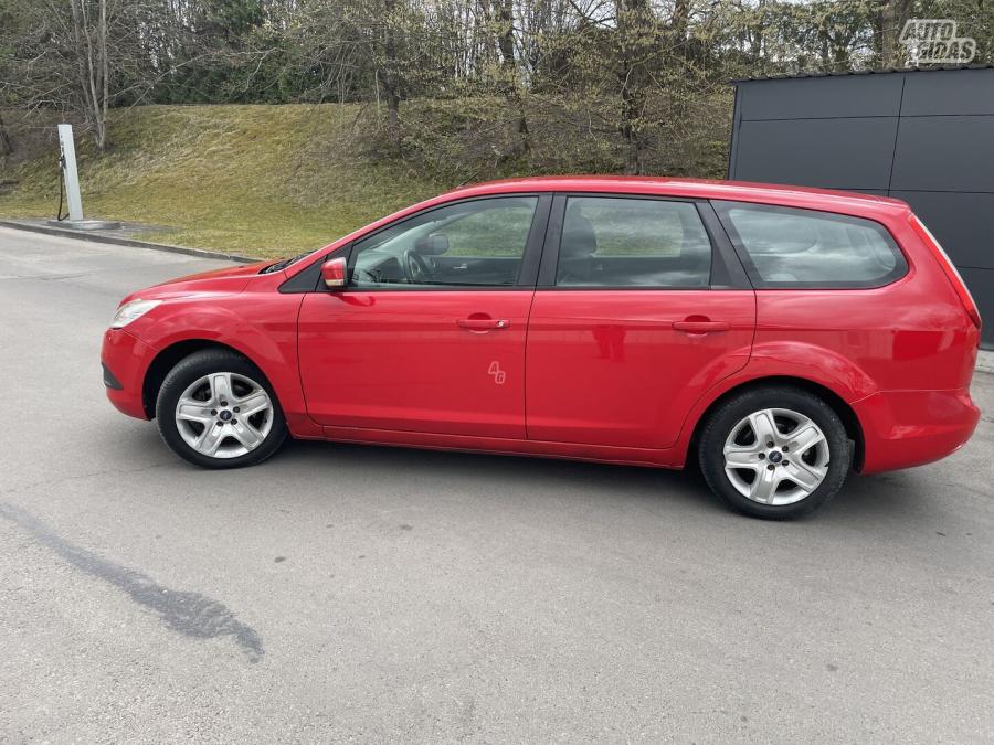 Red Ford Focus 2010 in Alytus, with an engine capacity of 1.60 L and mileage of 400 thousand km for 1400 €, photo 5 on AUTOMOTO.COM.LV