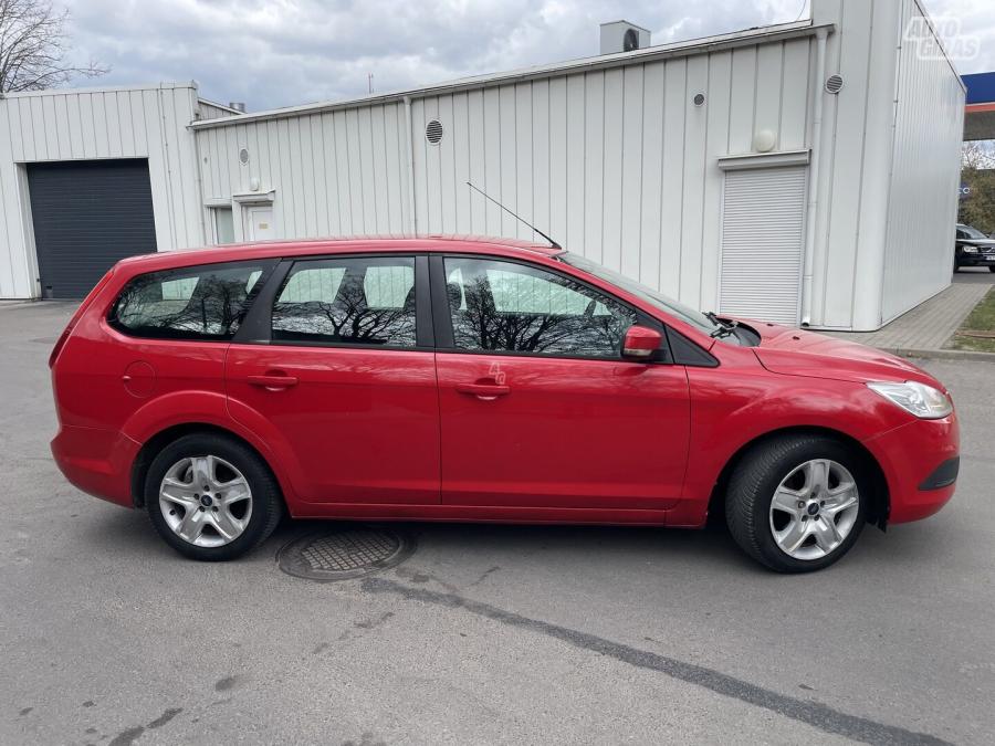 Red Ford Focus 2010 in Alytus, with an engine capacity of 1.60 L and mileage of 400 thousand km for 1400 €, photo 9 on AUTOMOTO.COM.LV