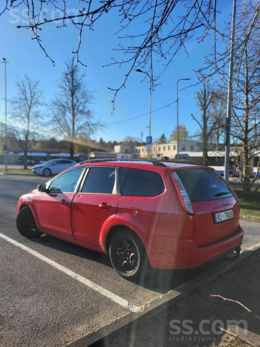 Sarkans Ford Focus 2010 Rīga, ar dzinēja tilpumu 1.60 L un nobraukumu 388 tūkst. km par 1800 €, foto 5 vietnē AUTOMOTO.COM.LV