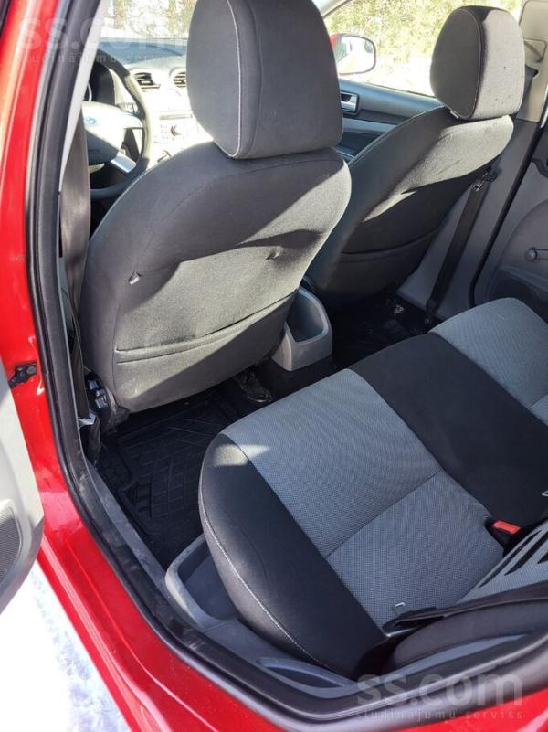 Red Ford Focus 2010 in Riga, with an engine capacity of 1.60 L and mileage of 388 thousand km for 1800 €, photo 9 on AUTOMOTO.COM.LV