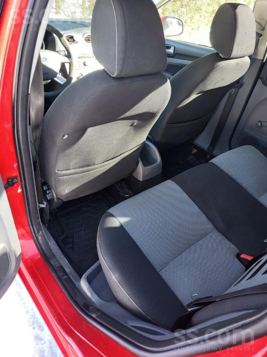 Sarkans Ford Focus 2010 Rīga, ar dzinēja tilpumu 1.60 L un nobraukumu 388 tūkst. km par 1800 €, foto 10 vietnē AUTOMOTO.COM.LV