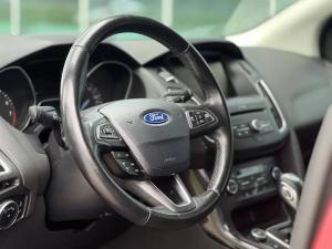Sarkans Ford Focus 2015 Rēzekne, ar dzinēja tilpumu 1.00 L un nobraukumu 217 tūkst. km par 5150 €, foto 14 vietnē AUTOMOTO.COM.LV