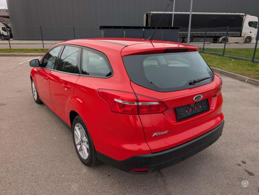 Red Ford Focus 2016 in Kaunas, with an engine capacity of 1.00 L and mileage of 172 thousand km for 4550 €, photo 5 on AUTOMOTO.COM.LV