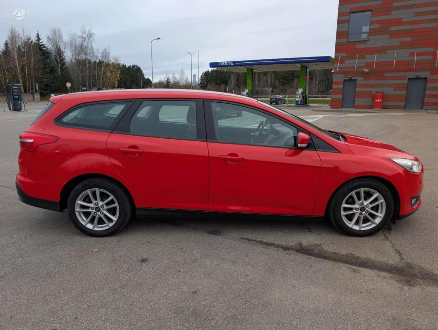 Red Ford Focus 2016 in Kaunas, with an engine capacity of 1.00 L and mileage of 172 thousand km for 4550 €, photo 6 on AUTOMOTO.COM.LV
