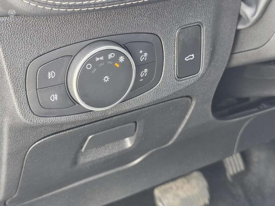 Sarkans Ford Focus 2019 Tauragė, ar dzinēja tilpumu 1.50 L un nobraukumu 210 tūkst. km par 7900 €, foto 28 vietnē AUTOMOTO.COM.LV