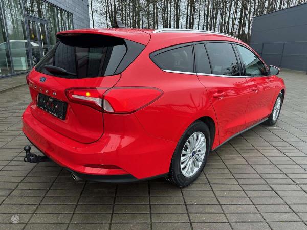 Red Ford Focus 2021 in Kaunas, with an engine capacity of 1.00 L and mileage of 210 thousand km for 9300 €, photo 4 on AUTOMOTO.COM.LV