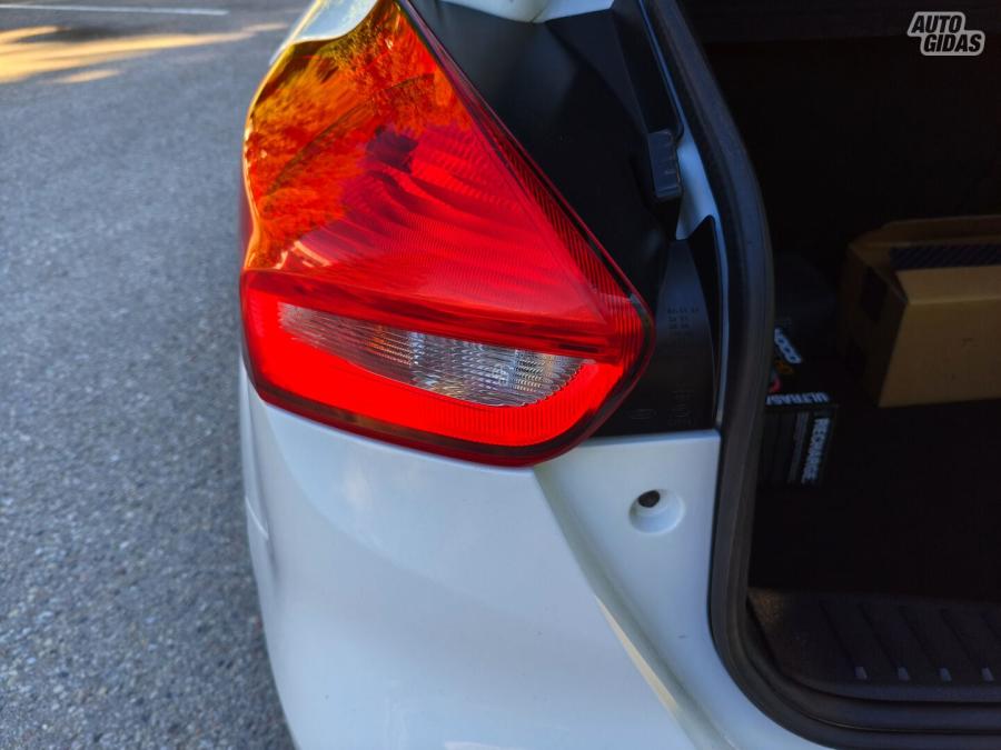White Ford Focus 2018 in Sirvintos, with an engine capacity of 1.60 L and mileage of 173 thousand km for 11500 €, photo 31 on AUTOMOTO.COM.LV