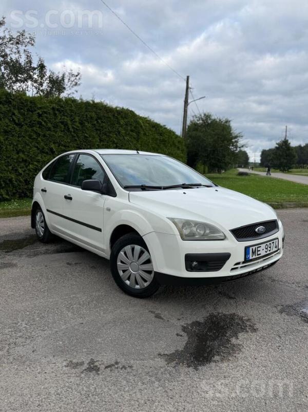 White Ford Focus 2006 in Riga, with an engine capacity of 1.60 L and mileage of 292 thousand km for 1200 €, photo 2 on AUTOMOTO.COM.LV