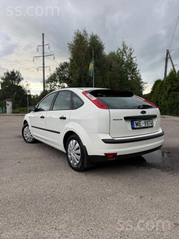 White Ford Focus 2006 in Riga, with an engine capacity of 1.60 L and mileage of 292 thousand km for 1200 €, photo 3 on AUTOMOTO.COM.LV