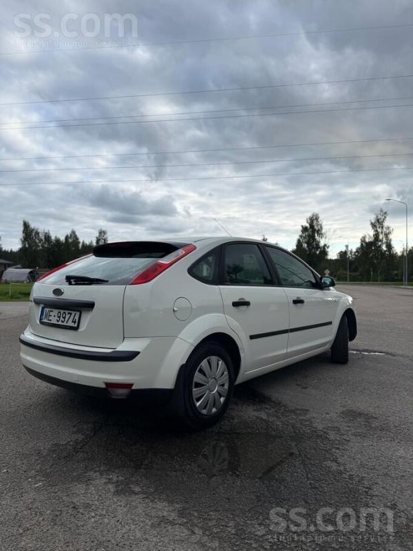 White Ford Focus 2006 in Riga, with an engine capacity of 1.60 L and mileage of 292 thousand km for 1200 €, photo 4 on AUTOMOTO.COM.LV