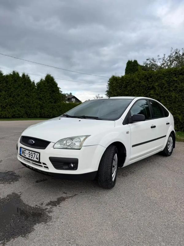 White Ford Focus 2006 in Riga, with an engine capacity of 1.60 L and mileage of 292 thousand km for 1200 €, photo 1 on AUTOMOTO.COM.LV