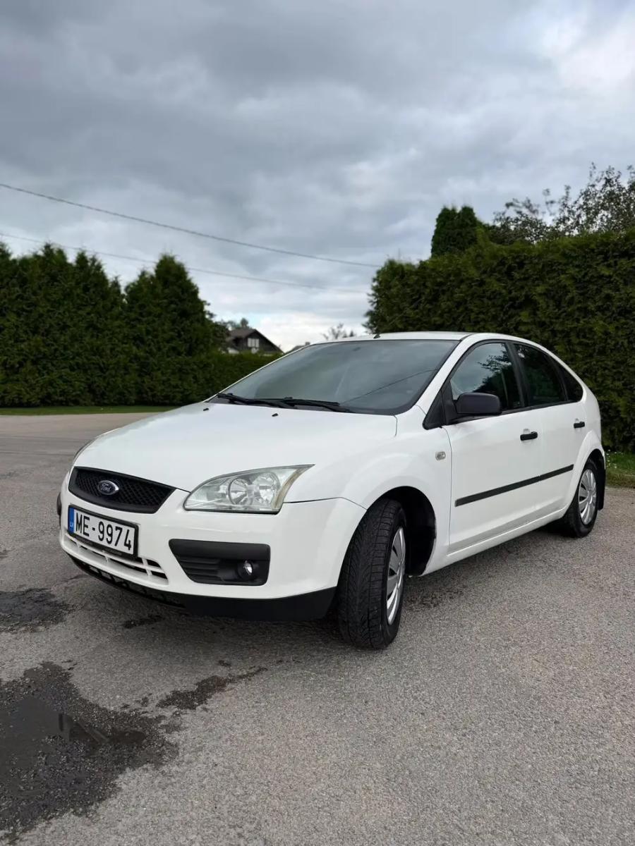 White Ford Focus 2006 in Riga, with an engine capacity of 1.60 L and mileage of 292 thousand km for 1200 €, photo 1 on AUTOMOTO.COM.LV