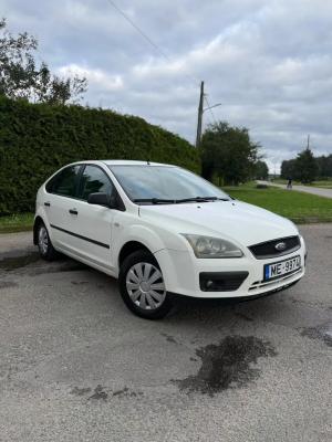 White Ford Focus 2006 in Riga, with an engine capacity of 1.60 L and mileage of 292 thousand km for 1200 €, photo 3 on AUTOMOTO.COM.LV