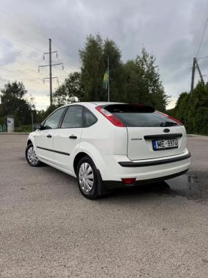 White Ford Focus 2006 in Riga, with an engine capacity of 1.60 L and mileage of 292 thousand km for 1200 €, photo 4 on AUTOMOTO.COM.LV