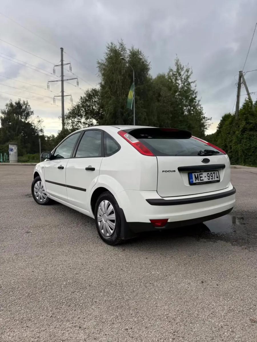 White Ford Focus 2006 in Riga, with an engine capacity of 1.60 L and mileage of 292 thousand km for 1200 €, photo 4 on AUTOMOTO.COM.LV