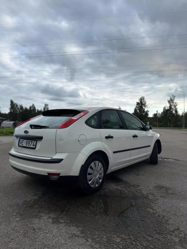 White Ford Focus 2006 in Riga, with an engine capacity of 1.60 L and mileage of 292 thousand km for 1200 €, photo 4 on AUTOMOTO.COM.LV