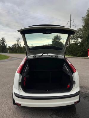 White Ford Focus 2006 in Riga, with an engine capacity of 1.60 L and mileage of 292 thousand km for 1200 €, photo 6 on AUTOMOTO.COM.LV