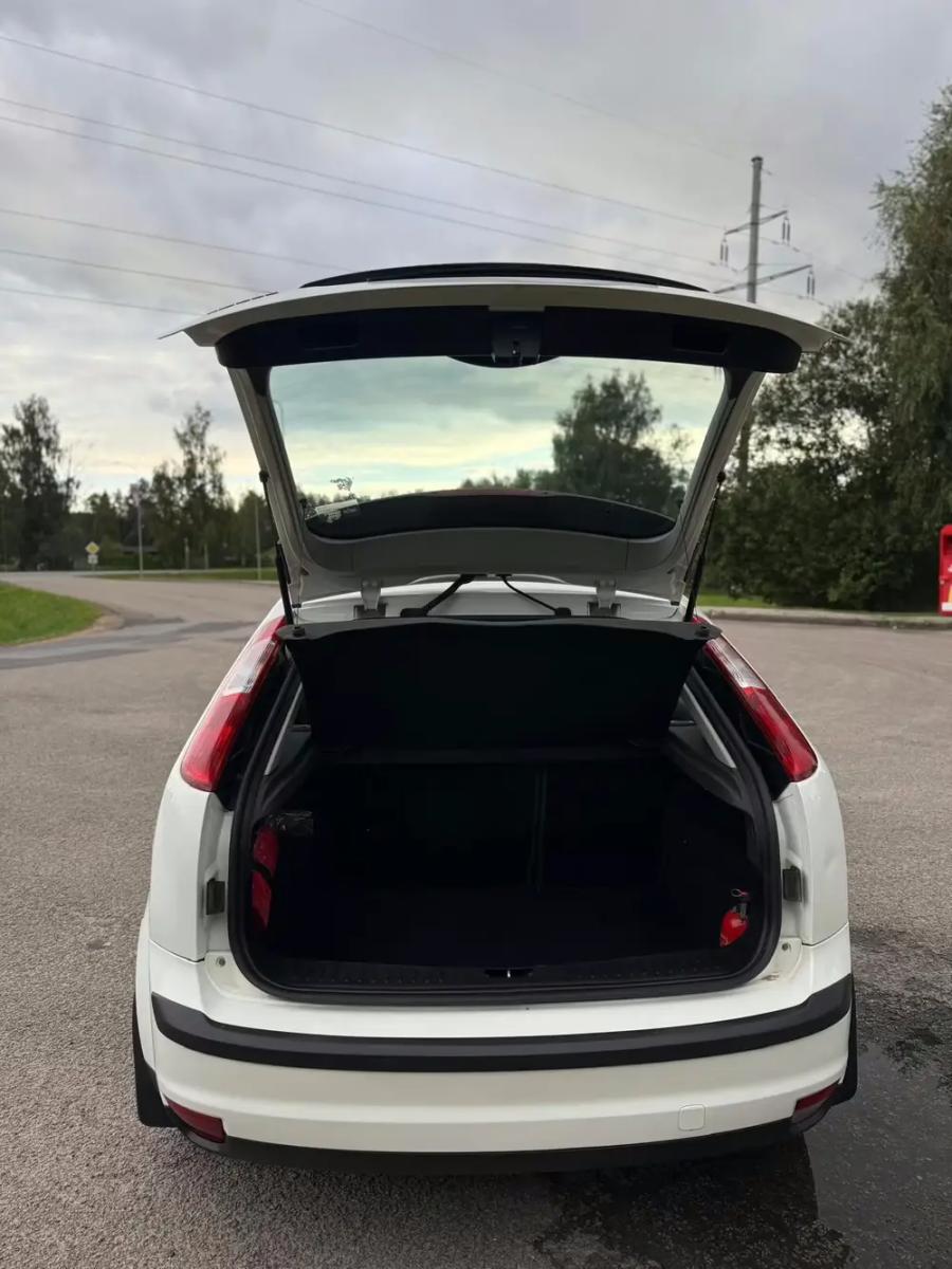 White Ford Focus 2006 in Riga, with an engine capacity of 1.60 L and mileage of 292 thousand km for 1200 €, photo 6 on AUTOMOTO.COM.LV