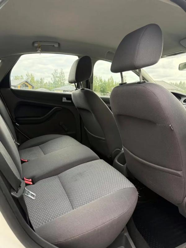 White Ford Focus 2006 in Riga, with an engine capacity of 1.60 L and mileage of 292 thousand km for 1200 €, photo 6 on AUTOMOTO.COM.LV