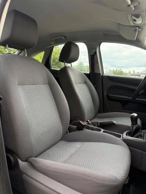 White Ford Focus 2006 in Riga, with an engine capacity of 1.60 L and mileage of 292 thousand km for 1200 €, photo 8 on AUTOMOTO.COM.LV