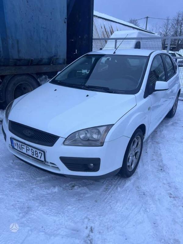 White Ford Focus 2007 in Siauliai, with an engine capacity of 1.80 L and mileage of 234 thousand km for 980 €, photo 1 on AUTOMOTO.COM.LV