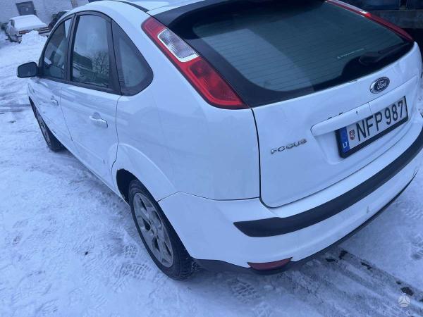 White Ford Focus 2007 in Siauliai, with an engine capacity of 1.80 L and mileage of 234 thousand km for 980 €, photo 2 on AUTOMOTO.COM.LV
