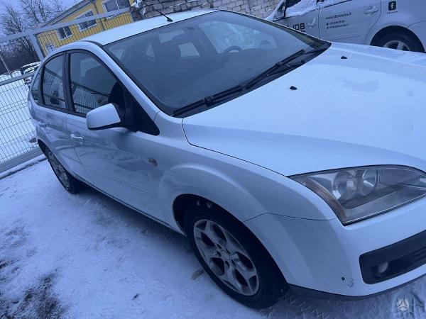 White Ford Focus 2007 in Siauliai, with an engine capacity of 1.80 L and mileage of 234 thousand km for 980 €, photo 4 on AUTOMOTO.COM.LV