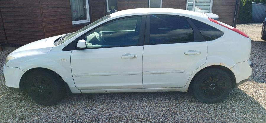 White Ford Focus 2007 in Panevezys, with an engine capacity of 1.40 L and mileage of 273 thousand km for 999 €, photo 3 on AUTOMOTO.COM.LV