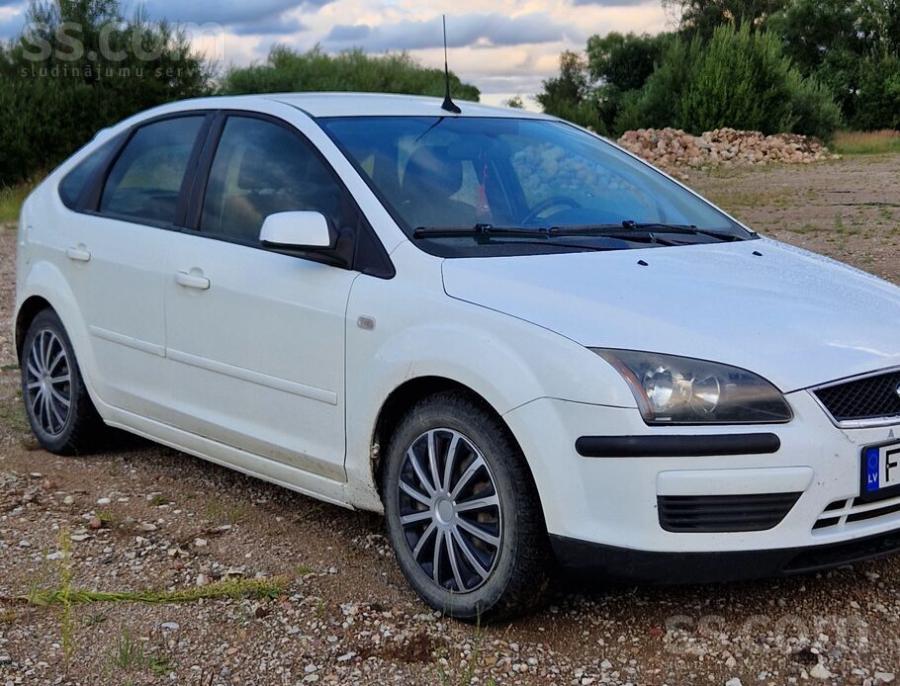 White Ford Focus 2008 in Ventspils, with an engine capacity of 1.60 L and mileage of 331 thousand km for 1350 €, photo 3 on AUTOMOTO.COM.LV