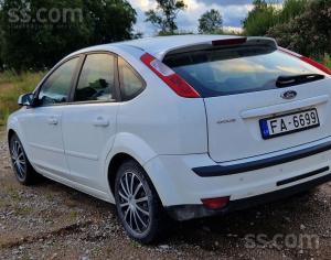 White Ford Focus 2008 in Ventspils, with an engine capacity of 1.60 L and mileage of 331 thousand km for 1350 €, photo 5 on AUTOMOTO.COM.LV