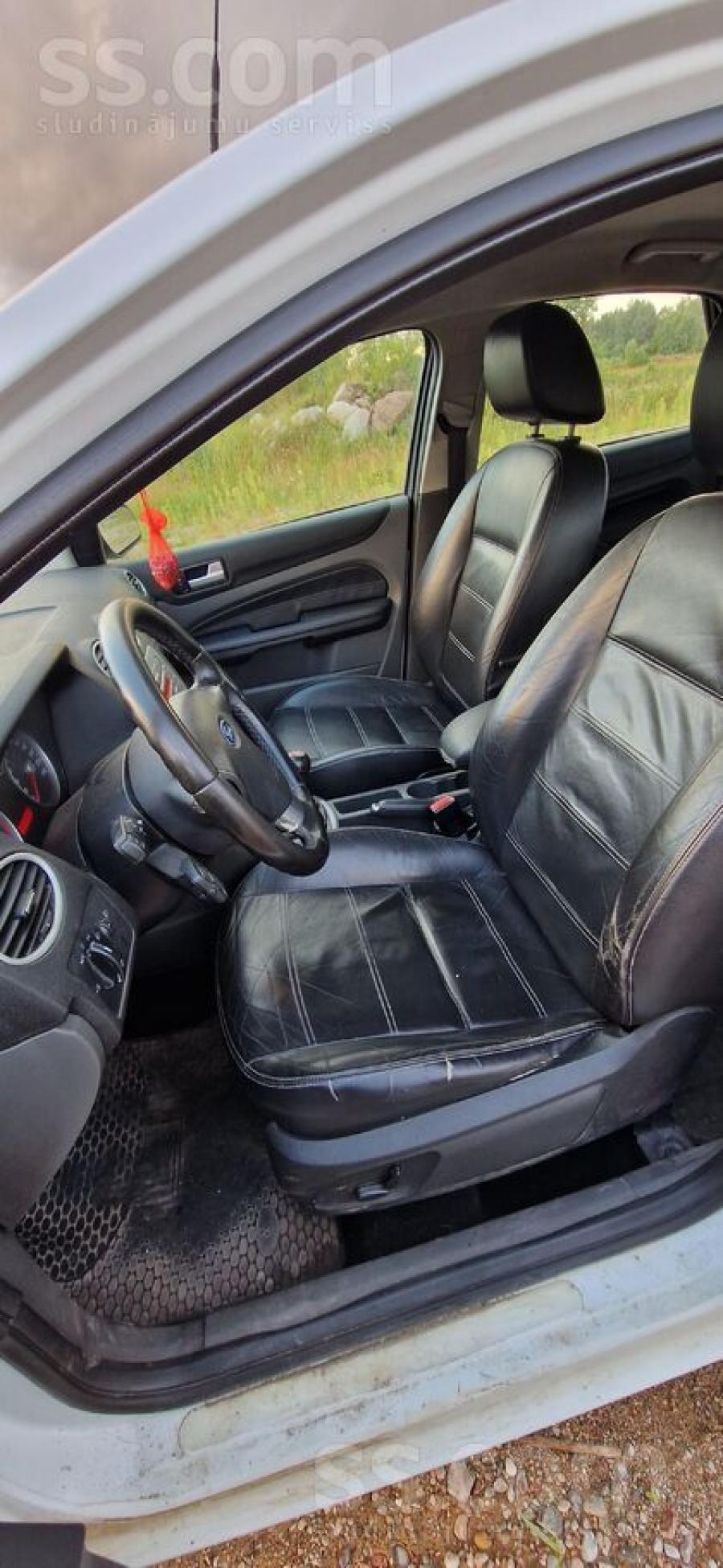 White Ford Focus 2008 in Ventspils, with an engine capacity of 1.60 L and mileage of 331 thousand km for 1350 €, photo 8 on AUTOMOTO.COM.LV