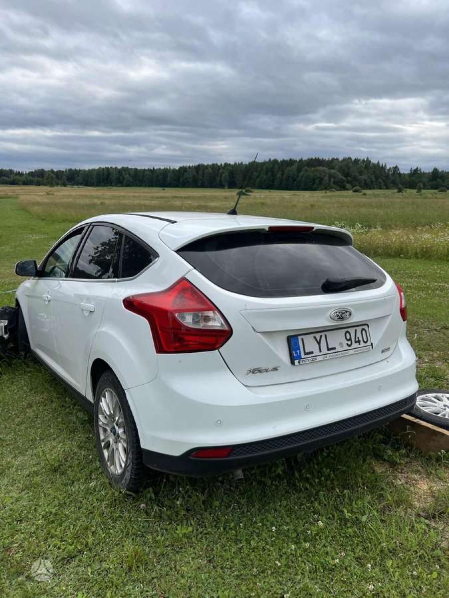 White Ford Focus 2012 in Vilnius, with an engine capacity of 1.00 L and mileage of 205 thousand km for 1100 €, photo 3 on AUTOMOTO.COM.LV