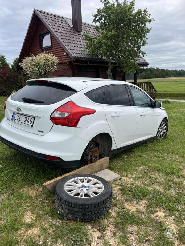 White Ford Focus 2012 in Vilnius, with an engine capacity of 1.00 L and mileage of 205 thousand km for 1100 €, photo 3 on AUTOMOTO.COM.LV