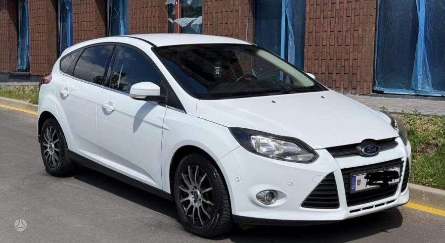White Ford Focus 2012 in Vilnius, with an engine capacity of 1.00 L and mileage of 300 thousand km for 2750 €, photo 4 on AUTOMOTO.COM.LV
